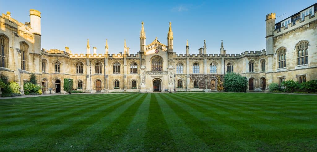 Study for a degree in the UK: What are the benefits?